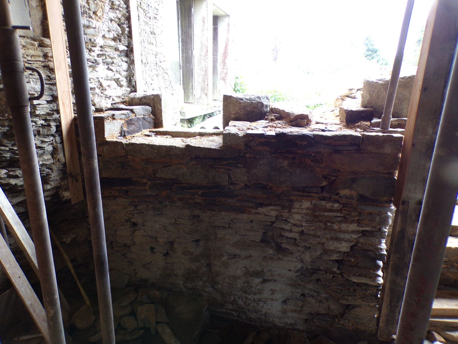 mur de la buanderie (suite) - TREVENALEUC, un manoir breton