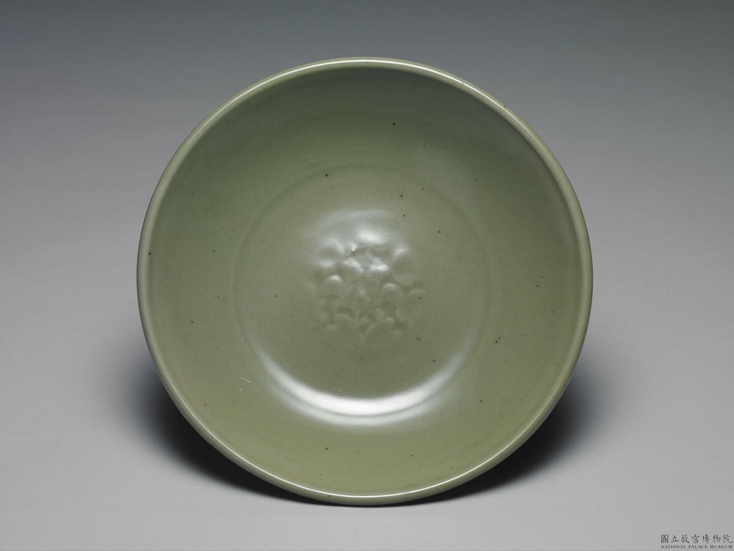 Dish with incised floral design. Longquan ware. Yuan-Ming dynasty, 14th ...
