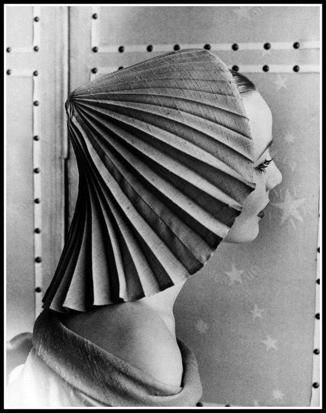 Regina Relang, "Mannequin portant un chapeau plissé d'Elsa Schiaparelli ...