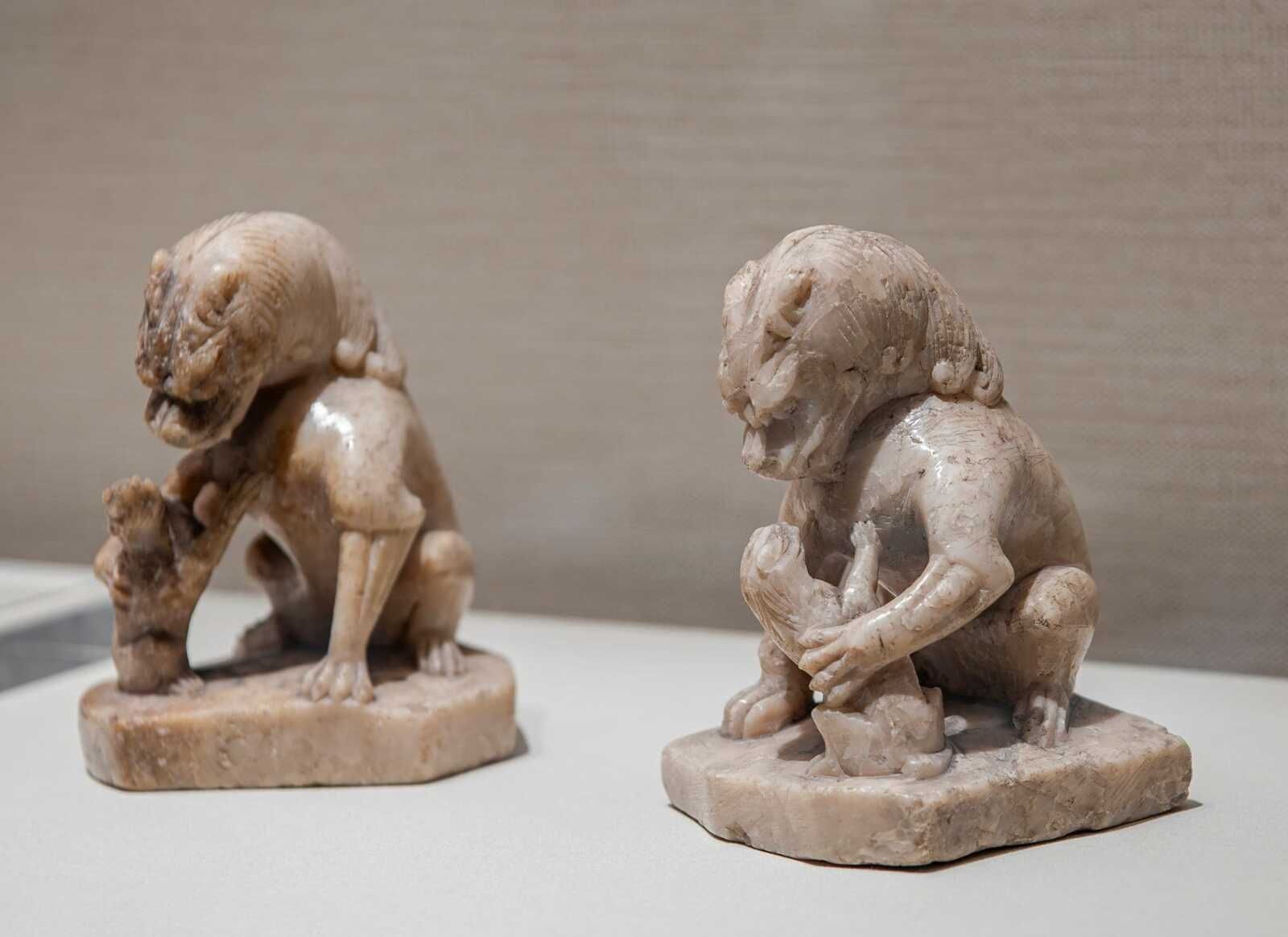 Stone lion mother and son, Tang Dynasty, 8th century - Alain.R.Truong