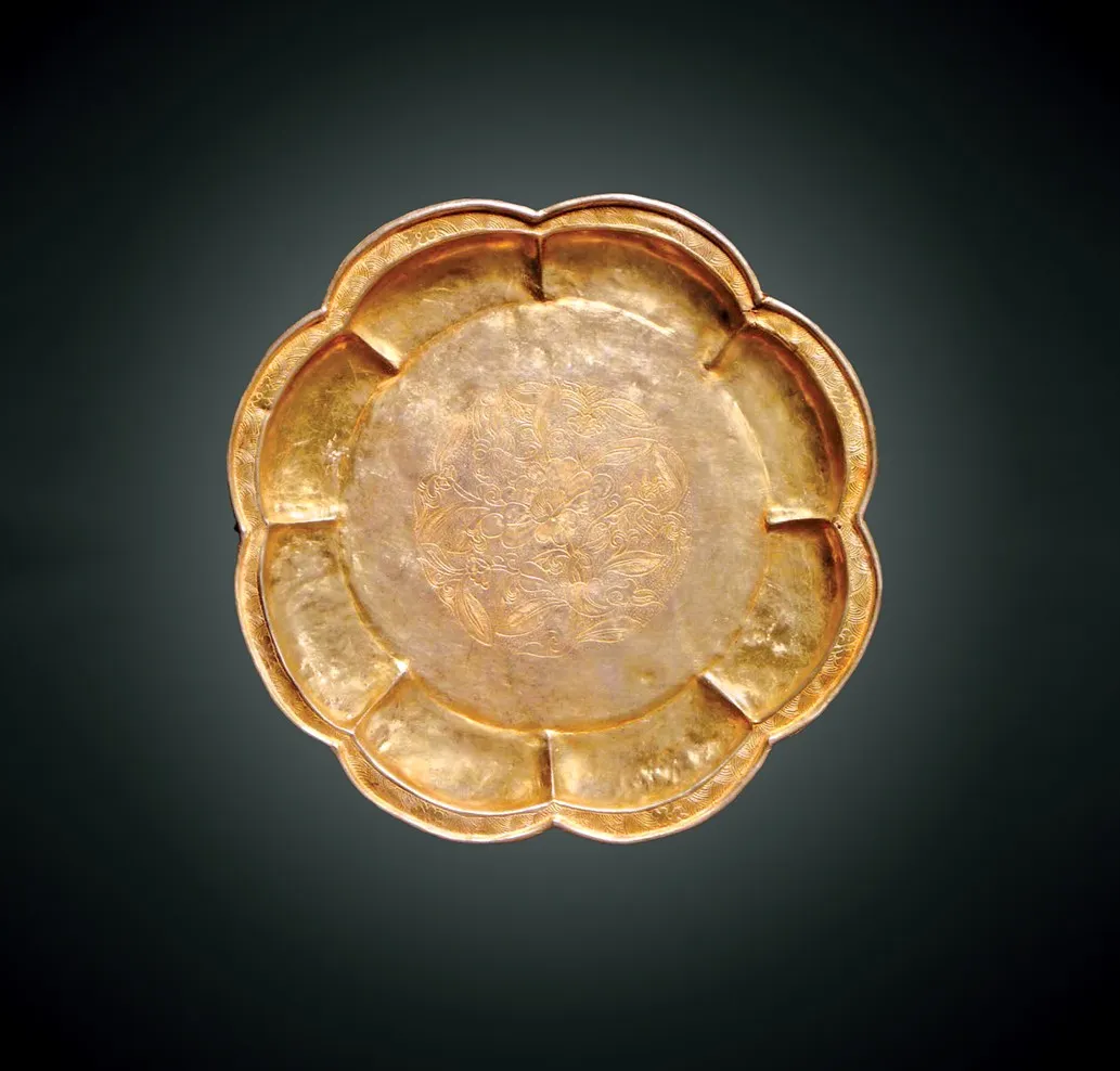 A gilt-silver flower-shaped dish, Liao dynasty (907-1125) - Alain.R.Truong