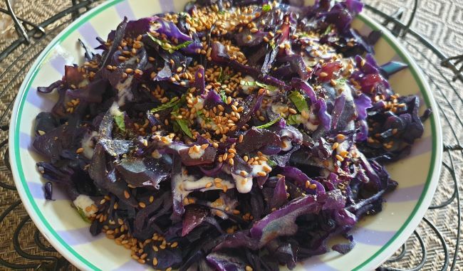 SALADE CHOU-ROUGE-SAUCE TAHIN - l'atelier de la corvette