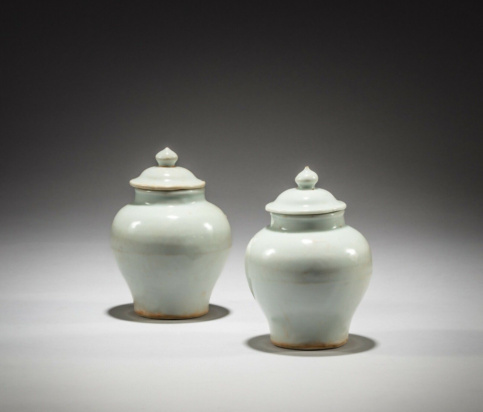 A pair of small white-glazed jars and covers, Ming dynasty - Alain.R.Truong