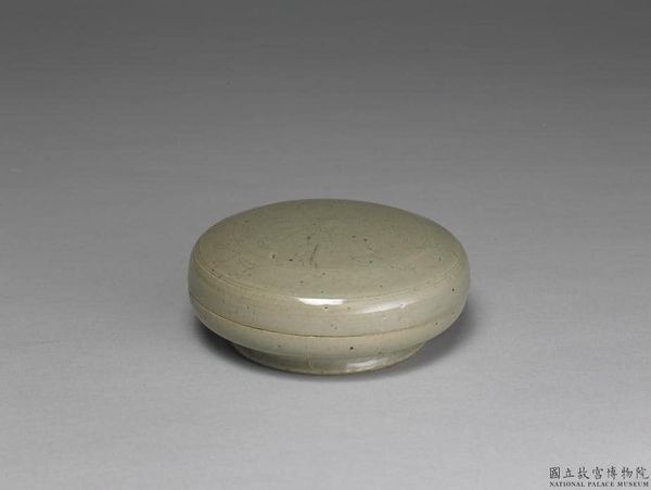Yue kiln celadon round box, Tang dynasty (618-907) - Alain.R.Truong