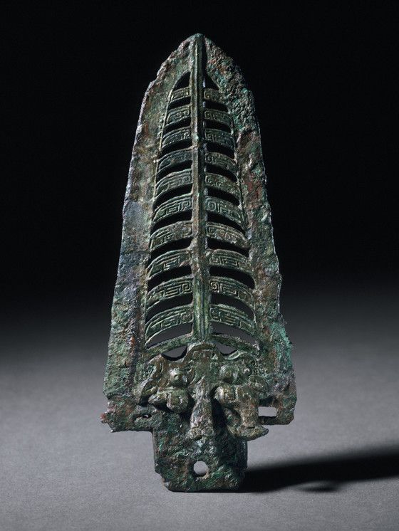 Dagger Axe (Kui) with Masks, Cicadas, and Bird, Late Shang dynasty ...